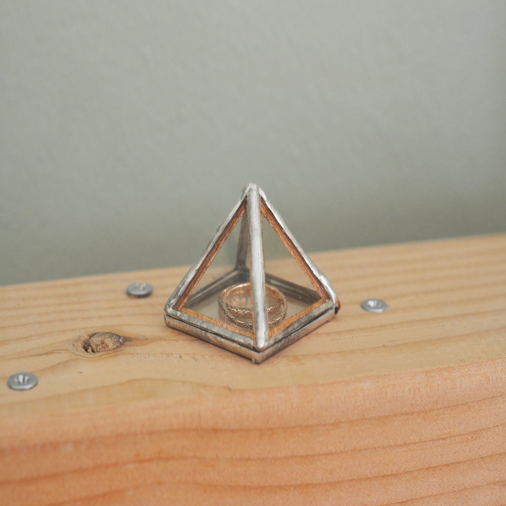 Pyramid Display Box, mini / ABJ glassworks