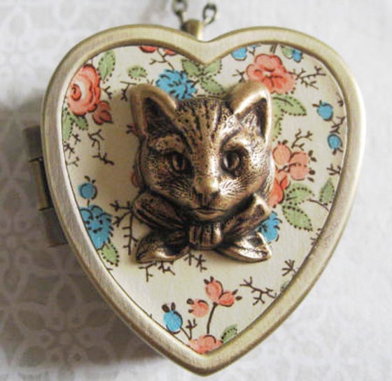 Mr. Buttons miniature Musical Cameo Locket / My Secret Music Box